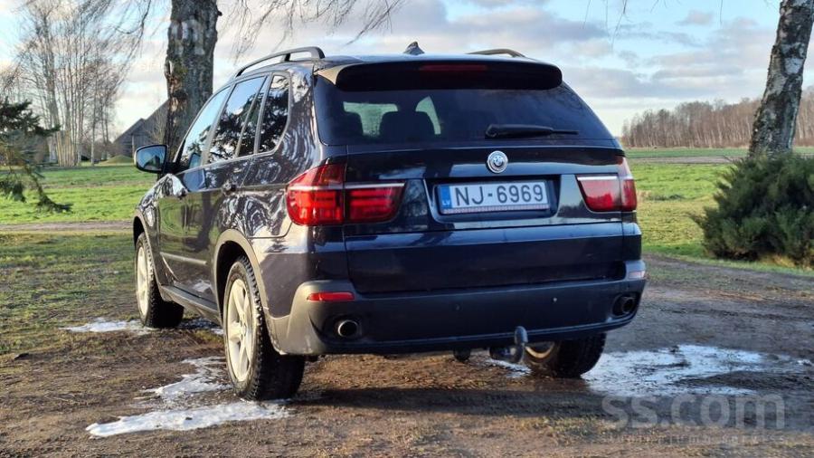 Blue BMW X5 2009 in Bauska, with an engine capacity of 3.00 L and mileage of 251 thousand km for 8900 €, photo 5 on AUTOMOTO.COM.LV