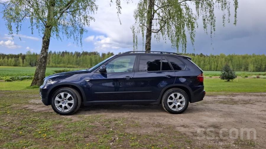 Blue BMW X5 2009 in Bauska, with an engine capacity of 3.00 L and mileage of 251 thousand km for 8900 €, photo 17 on AUTOMOTO.COM.LV
