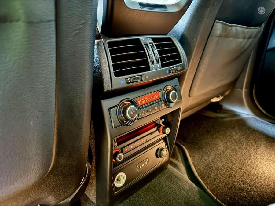 Blue BMW X5 2010 in Kaunas, with an engine capacity of 0.00 L and mileage of 261 thousand km for 10800 €, photo 6 on AUTOMOTO.COM.LV