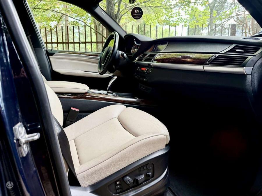 Blue BMW X5 2010 in Kaunas, with an engine capacity of 0.00 L and mileage of 261 thousand km for 10800 €, photo 12 on AUTOMOTO.COM.LV