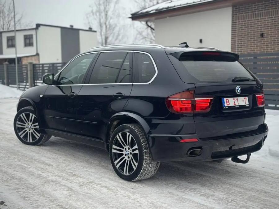 Blue BMW X5 2011 in Jelgava, with an engine capacity of 3.00 L and mileage of 261 thousand km for 11950 €, photo 5 on AUTOMOTO.COM.LV