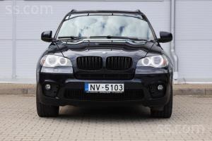 Blue BMW X5 2011 in Riga, with an engine capacity of 3.00 L and mileage of 350 thousand km for 10995 €, photo 4 on AUTOMOTO.COM.LV