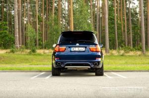 Blue BMW X5 2011 in Riga, with an engine capacity of 3.00 L and mileage of 305 thousand km for 9590 €, photo 7 on AUTOMOTO.COM.LV