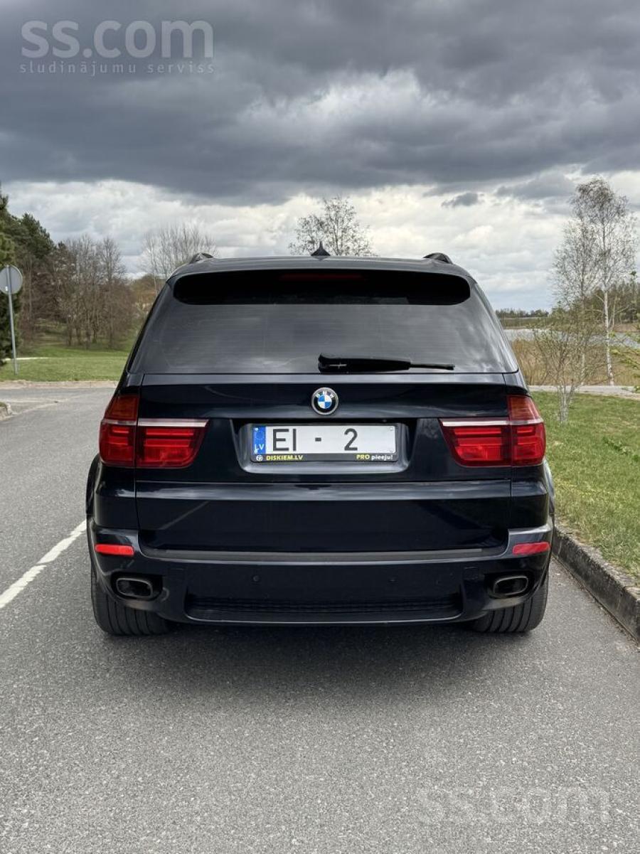 Blue BMW X5 2012 in Riga, with an engine capacity of 3.00 L and mileage of 305 thousand km for 9800 €, photo 5 on AUTOMOTO.COM.LV