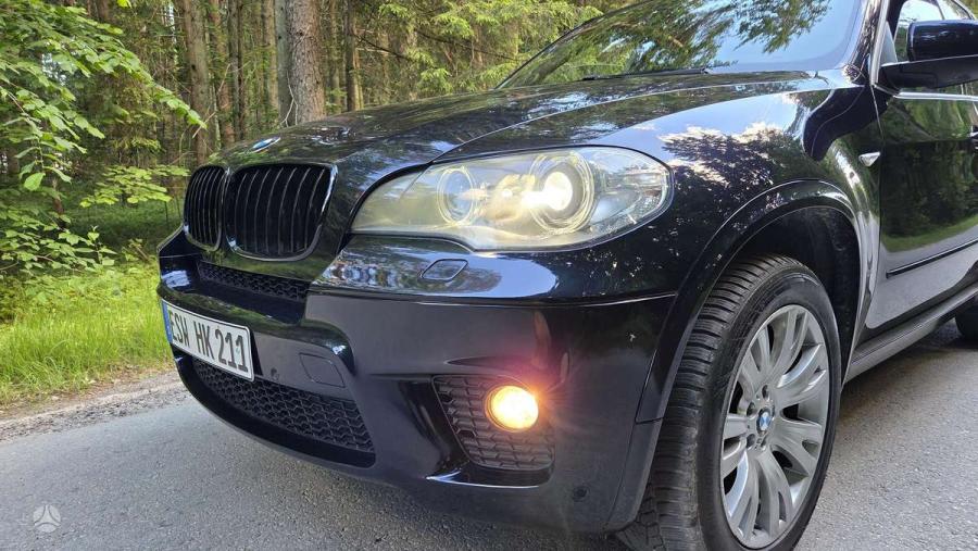 Blue BMW X5 2012 in Plunge, with an engine capacity of 2.99 L and mileage of 273 thousand km for 11700 €, photo 8 on AUTOMOTO.COM.LV