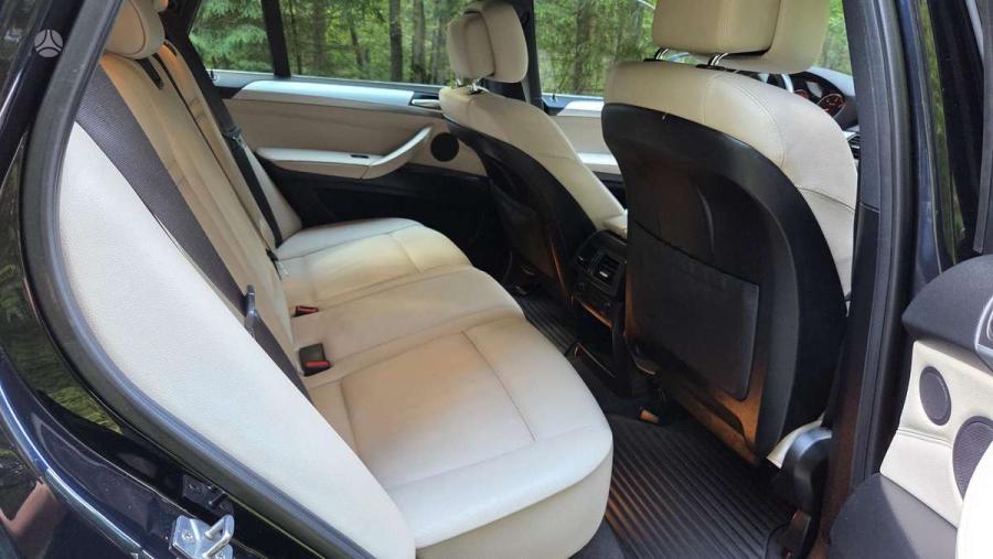 Blue BMW X5 2012 in Plunge, with an engine capacity of 2.99 L and mileage of 273 thousand km for 11700 €, photo 13 on AUTOMOTO.COM.LV