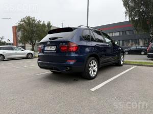 Blue BMW X5 2012 in Riga, with an engine capacity of 3.00 L and mileage of 345 thousand km for 9200 €, photo 3 on AUTOMOTO.COM.LV