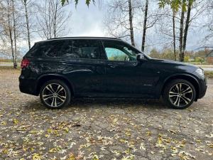 Blue BMW X5 2014 in Saldus, with an engine capacity of 3.00 L and mileage of 273 thousand km for 19500 €, photo 5 on AUTOMOTO.COM.LV