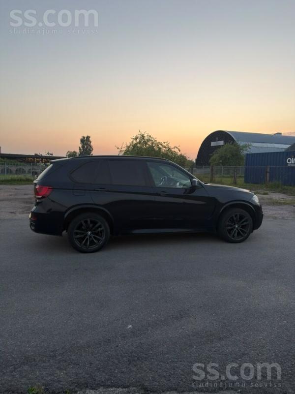 Blue BMW X5 2015 in Bauska, with an engine capacity of 3.00 L and mileage of 310 thousand km for 18000 €, photo 10 on AUTOMOTO.COM.LV