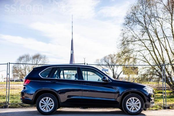 Blue BMW X5 2016 in Riga, with an engine capacity of 3.00 L and mileage of 324 thousand km for 18990 €, photo 5 on AUTOMOTO.COM.LV