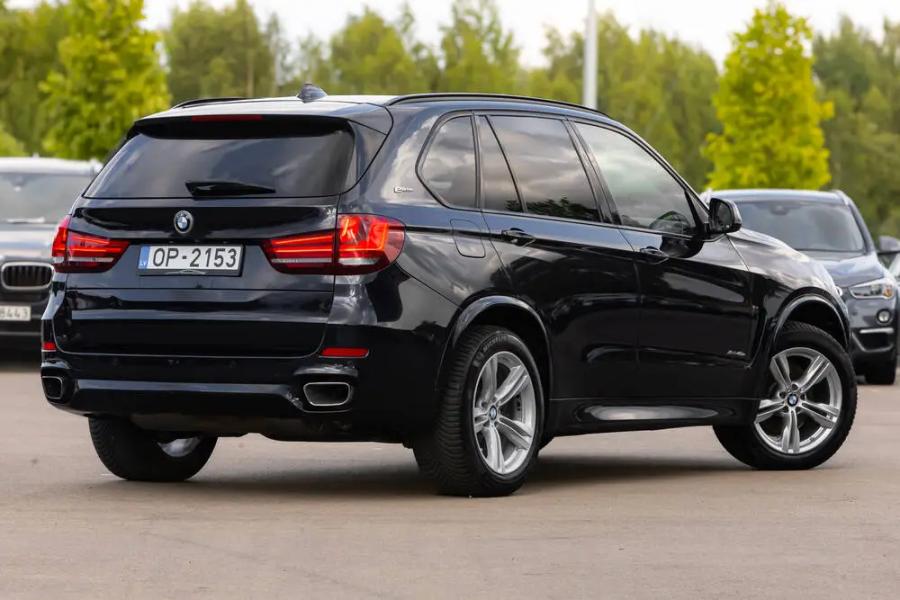 Blue BMW X5 2017 in Jelgava, with an engine capacity of 2.00 L and mileage of 121 thousand km for 20500 €, photo 5 on AUTOMOTO.COM.LV