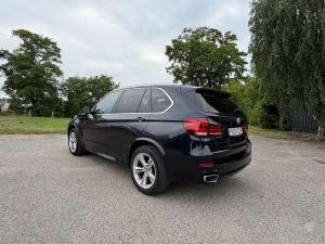 Blue BMW X5 2017 in Kedainiai, with an engine capacity of 2.00 L and mileage of 255 thousand km for 21000 €, photo 4 on AUTOMOTO.COM.LV