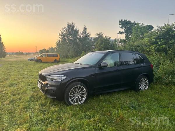 Blue BMW X5 2017 in Riga, with an engine capacity of 3.00 L and mileage of 142 thousand km for 35000 €, photo 2 on AUTOMOTO.COM.LV