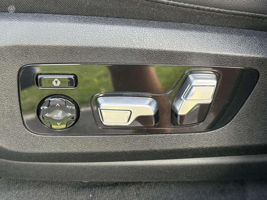 Blue BMW X5 2019 in Taurage, with an engine capacity of 2.99 L and mileage of 170 thousand km for 36999 €, photo 19 on AUTOMOTO.COM.LV