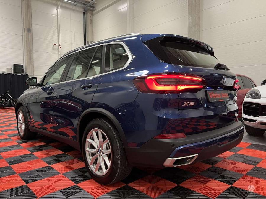 Blue BMW X5 2021 in Vilnius, with an engine capacity of 3.00 L and mileage of 77 thousand km for 44990 €, photo 6 on AUTOMOTO.COM.LV
