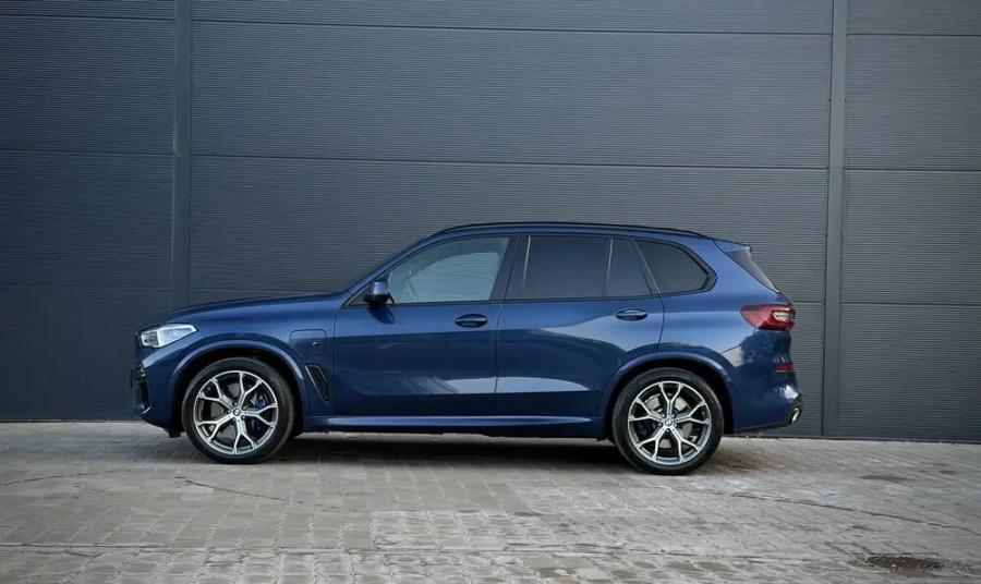 Blue BMW X5 2021 in Riga, with an engine capacity of 3.00 L and mileage of 172 thousand km for 41995 €, photo 3 on AUTOMOTO.COM.LV