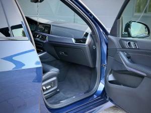 Blue BMW X5 2021 in Riga, with an engine capacity of 3.00 L and mileage of 172 thousand km for 41995 €, photo 26 on AUTOMOTO.COM.LV