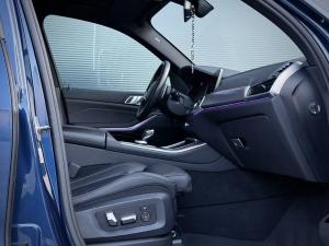Blue BMW X5 2021 in Riga, with an engine capacity of 3.00 L and mileage of 172 thousand km for 41995 €, photo 27 on AUTOMOTO.COM.LV
