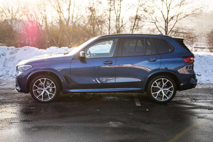 Blue BMW X5 2023 in Kaunas, with an engine capacity of 3.00 L and mileage of 25 thousand km for 50000 €, photo 4 on AUTOMOTO.COM.LV