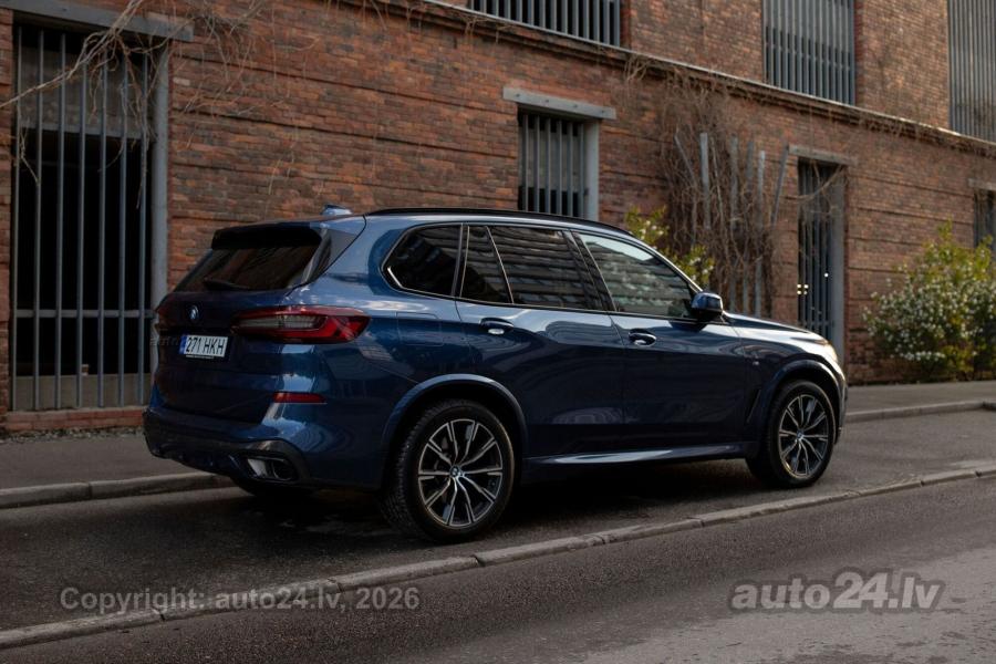 Blue BMW X5 2022 in Tallinn, with an engine capacity of 3.00 L and mileage of 61 thousand km for 61900 €, photo 4 on AUTOMOTO.COM.LV