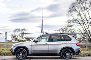Brown BMW X5 2008 in Riga, with an engine capacity of 3.00 L and mileage of 339 thousand km for 8890 €, photo 5 on AUTOMOTO.COM.LV