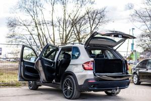 Brown BMW X5 2008 in Riga, with an engine capacity of 3.00 L and mileage of 339 thousand km for 8890 €, photo 10 on AUTOMOTO.COM.LV