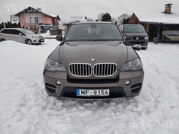 Brown BMW X5 2010 in Riga, with an engine capacity of 3.00 L and mileage of 312 thousand km for 12000 €, photo 1 on AUTOMOTO.COM.LV