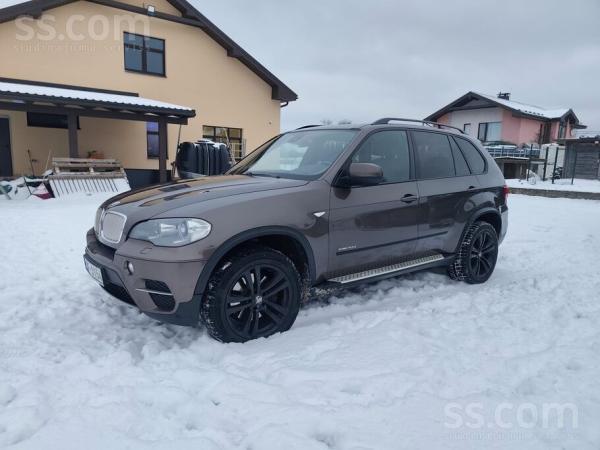 Brown BMW X5 2010 in Riga, with an engine capacity of 3.00 L and mileage of 312 thousand km for 12000 €, photo 2 on AUTOMOTO.COM.LV