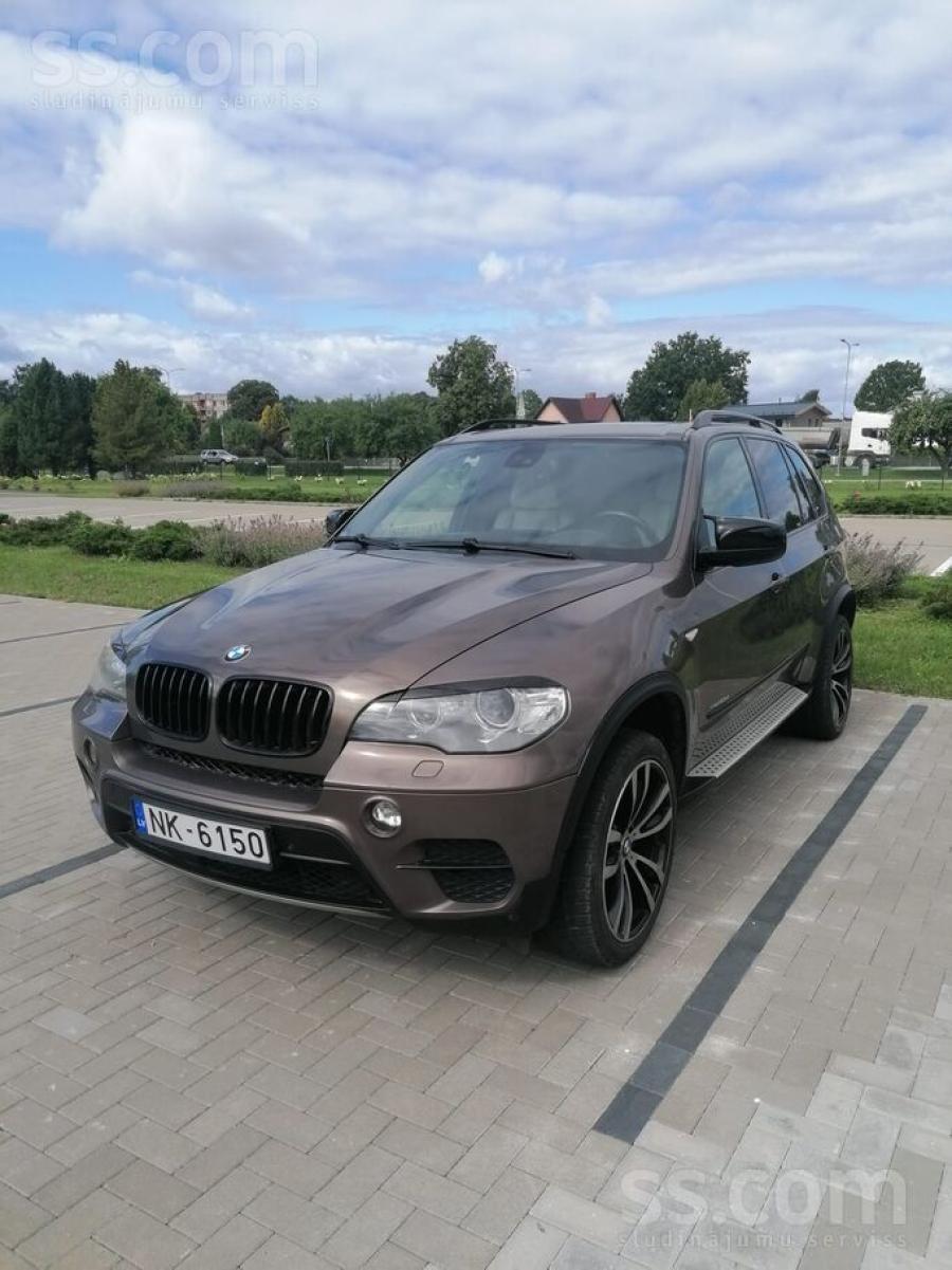 Brown BMW X5 2010 in Riga, with an engine capacity of 3.00 L and mileage of 303 thousand km for 14700 €, photo 1 on AUTOMOTO.COM.LV
