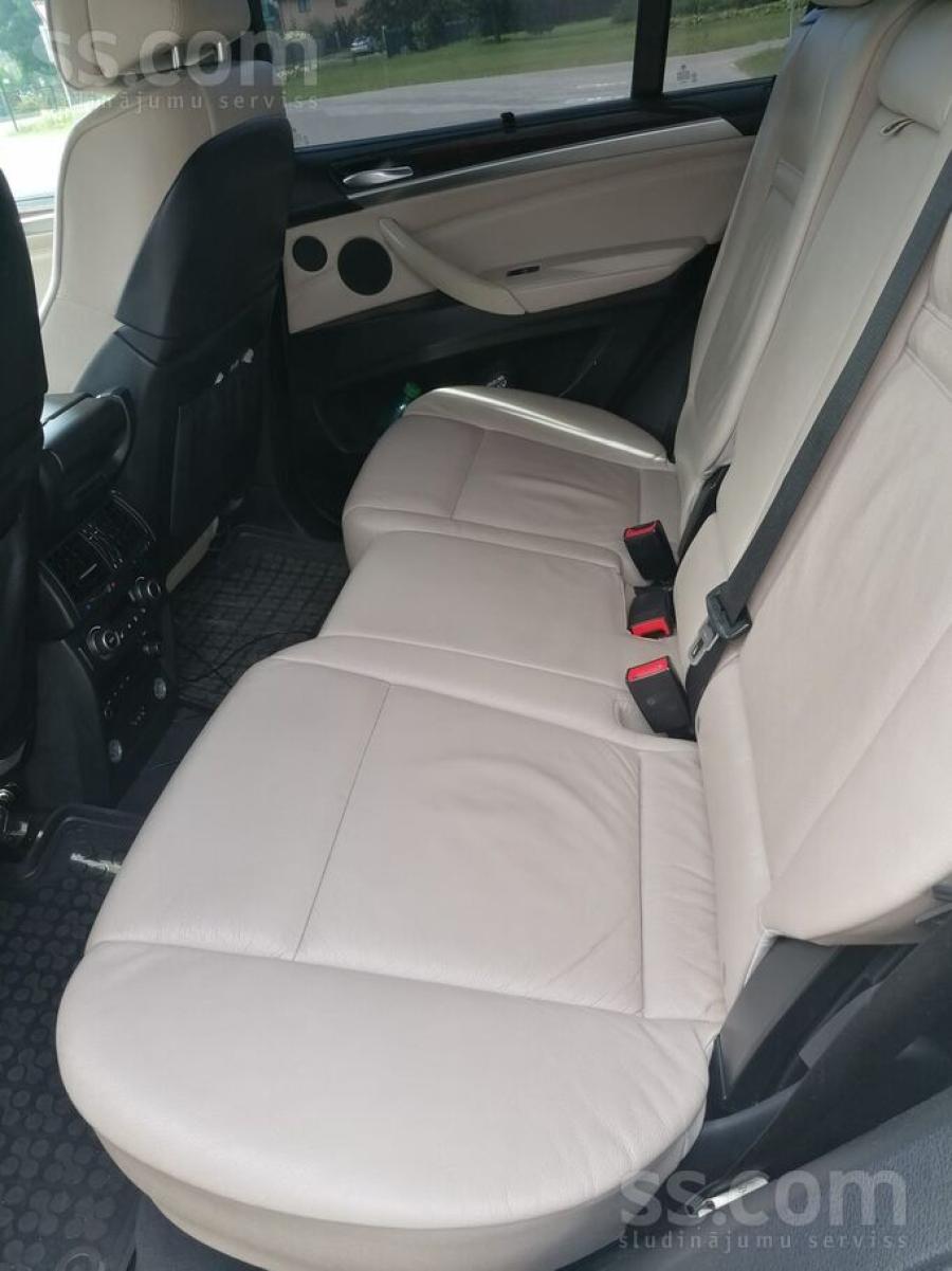 Brown BMW X5 2010 in Riga, with an engine capacity of 3.00 L and mileage of 303 thousand km for 14700 €, photo 4 on AUTOMOTO.COM.LV