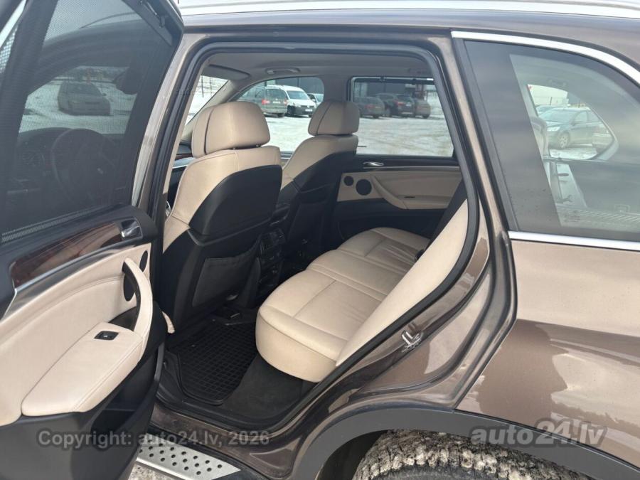 Brown BMW X5 2011 in Tallinn, with an engine capacity of 3.00 L and mileage of 398 thousand km for 15000 €, photo 10 on AUTOMOTO.COM.LV