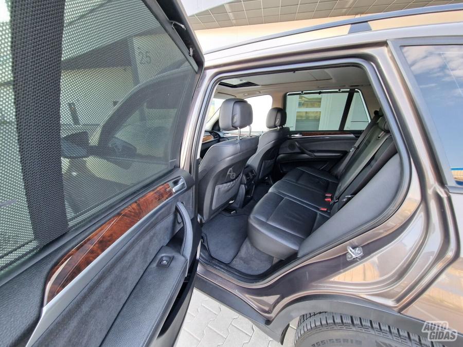 Brūns BMW X5 2011 Viļņa, ar dzinēja tilpumu 3.00 L un nobraukumu 259 tūkst. km par 9890 €, foto 29 vietnē AUTOMOTO.COM.LV