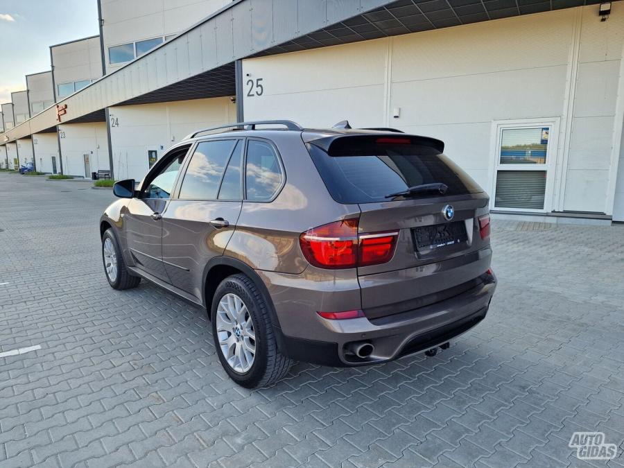 Brown BMW X5 2011 in Vilnius, with an engine capacity of 3.00 L and mileage of 259 thousand km for 9890 €, photo 10 on AUTOMOTO.COM.LV