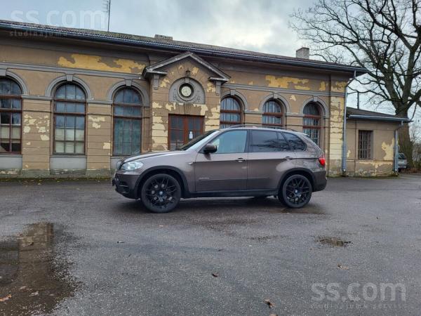Brown BMW X5 2011 in Jelgava, with an engine capacity of 3.00 L and mileage of 238 thousand km for 13000 €, photo 3 on AUTOMOTO.COM.LV