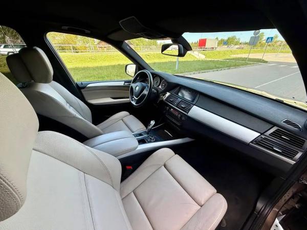 Brown BMW X5 2011 in Rezekne, with an engine capacity of 3.00 L and mileage of 280 thousand km for 9990 €, photo 10 on AUTOMOTO.COM.LV