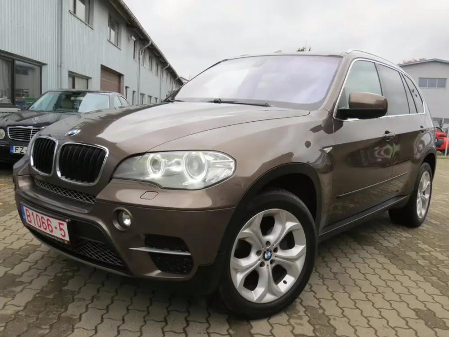 Brown BMW X5 2011 in Riga, with an engine capacity of 3.00 L and mileage of 300 thousand km for 9990 €, photo 1 on AUTOMOTO.COM.LV