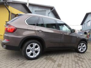 Brown BMW X5 2011 in Riga, with an engine capacity of 3.00 L and mileage of 300 thousand km for 9990 €, photo 3 on AUTOMOTO.COM.LV