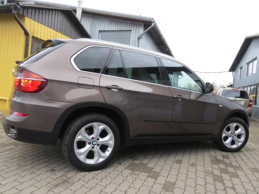 Brown BMW X5 2011 in Riga, with an engine capacity of 3.00 L and mileage of 300 thousand km for 9990 €, photo 3 on AUTOMOTO.COM.LV
