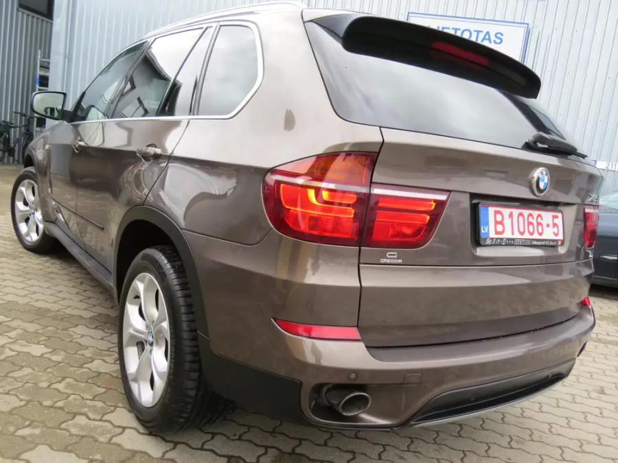 Brown BMW X5 2011 in Riga, with an engine capacity of 3.00 L and mileage of 300 thousand km for 9990 €, photo 5 on AUTOMOTO.COM.LV