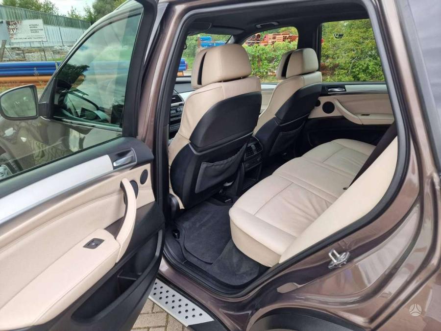 Brown BMW X5 2011 in Panevezys, with an engine capacity of 3.00 L and mileage of 257 thousand km for 10499 €, photo 18 on AUTOMOTO.COM.LV