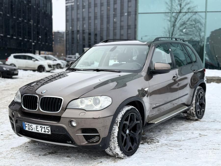 Brown BMW X5 2012 in Vilnius, with an engine capacity of 3.00 L and mileage of 300 thousand km for 6999 €, photo 1 on AUTOMOTO.COM.LV