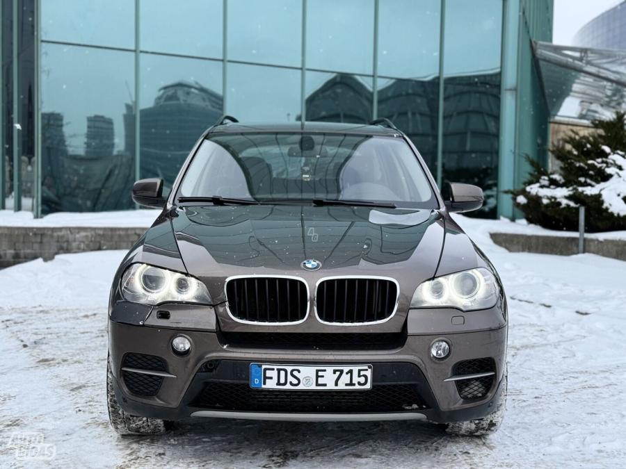 Brown BMW X5 2012 in Vilnius, with an engine capacity of 3.00 L and mileage of 300 thousand km for 6999 €, photo 2 on AUTOMOTO.COM.LV