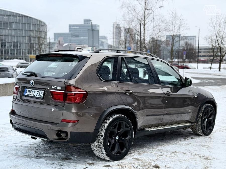Brown BMW X5 2012 in Vilnius, with an engine capacity of 3.00 L and mileage of 300 thousand km for 6999 €, photo 4 on AUTOMOTO.COM.LV