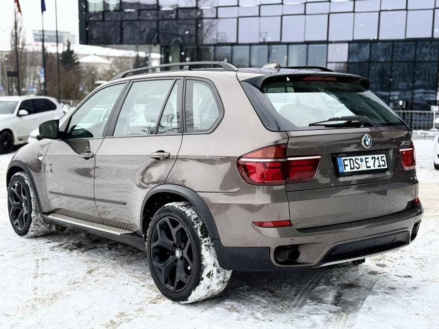 Brown BMW X5 2012 in Vilnius, with an engine capacity of 3.00 L and mileage of 300 thousand km for 6999 €, photo 5 on AUTOMOTO.COM.LV