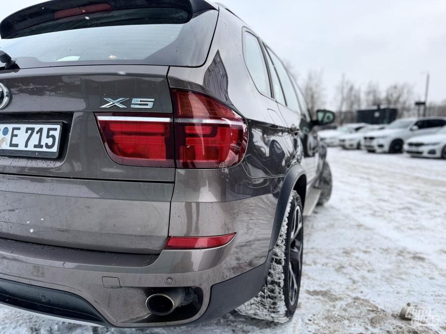 Brown BMW X5 2012 in Vilnius, with an engine capacity of 3.00 L and mileage of 300 thousand km for 6999 €, photo 7 on AUTOMOTO.COM.LV