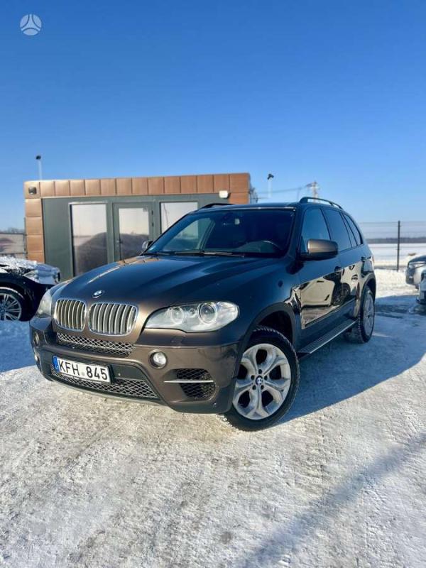 Brūns BMW X5 2012 Kauņa, ar dzinēja tilpumu 2.99 L un nobraukumu 300 tūkst. km par 10799 €, foto 1 vietnē AUTOMOTO.COM.LV