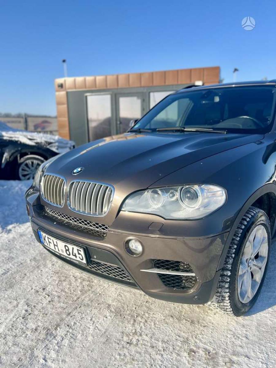 Brown BMW X5 2012 in Kaunas, with an engine capacity of 2.99 L and mileage of 300 thousand km for 10799 €, photo 2 on AUTOMOTO.COM.LV
