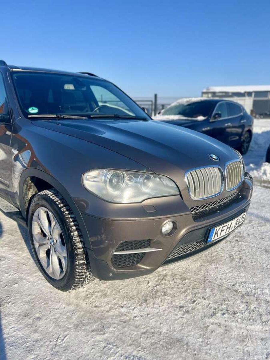 Brown BMW X5 2012 in Kaunas, with an engine capacity of 2.99 L and mileage of 300 thousand km for 10799 €, photo 4 on AUTOMOTO.COM.LV