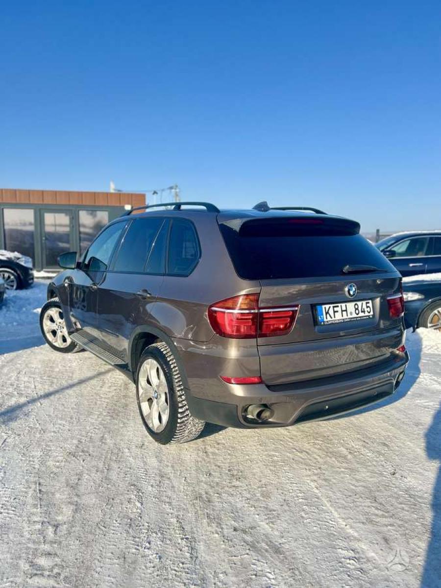 Brown BMW X5 2012 in Kaunas, with an engine capacity of 2.99 L and mileage of 300 thousand km for 10799 €, photo 5 on AUTOMOTO.COM.LV