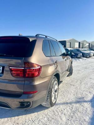 Brown BMW X5 2012 in Kaunas, with an engine capacity of 2.99 L and mileage of 300 thousand km for 10799 €, photo 9 on AUTOMOTO.COM.LV